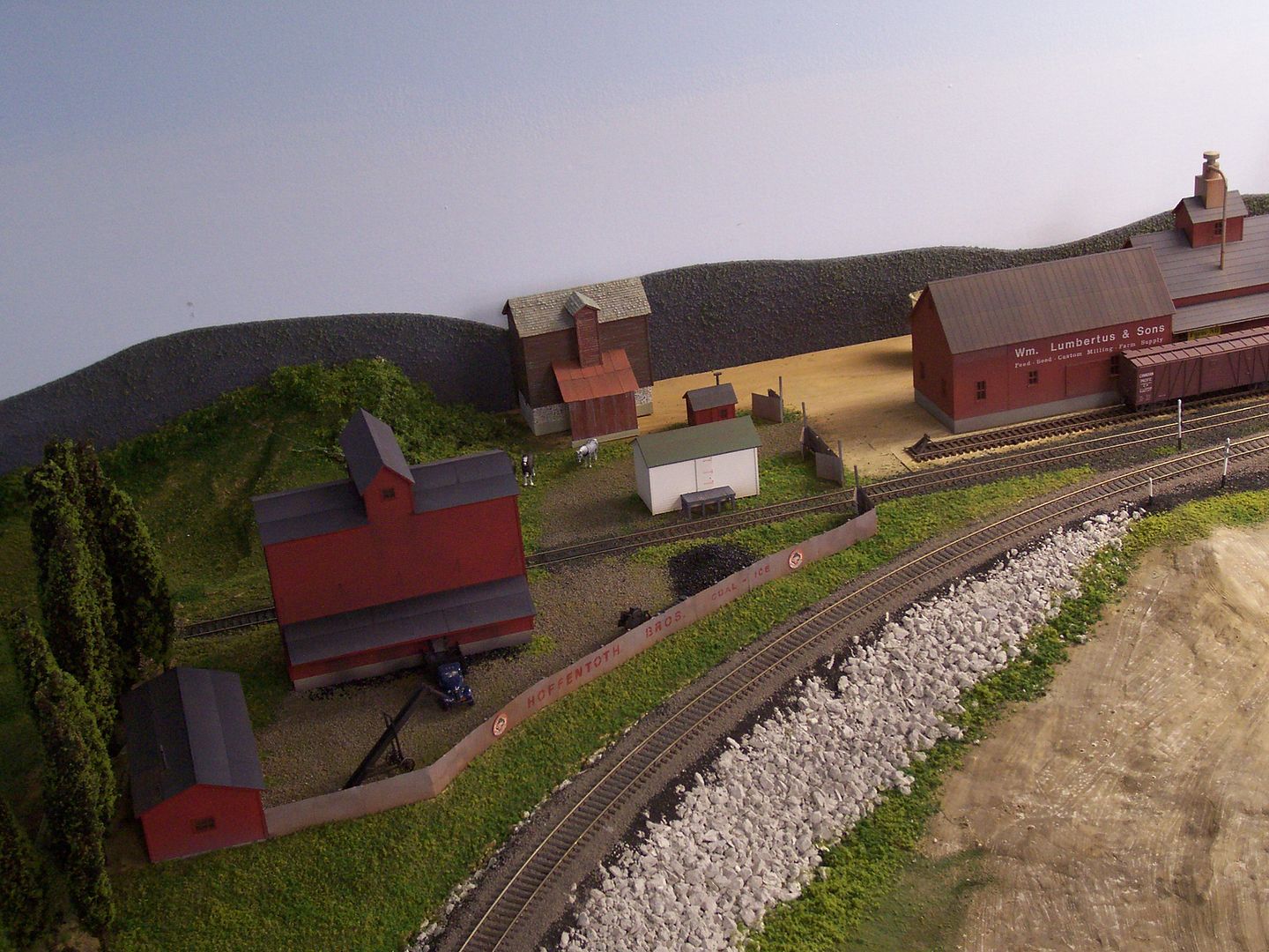 Applying ground foam to vertical surfaces - Layouts and layout building - Trains.com Forums